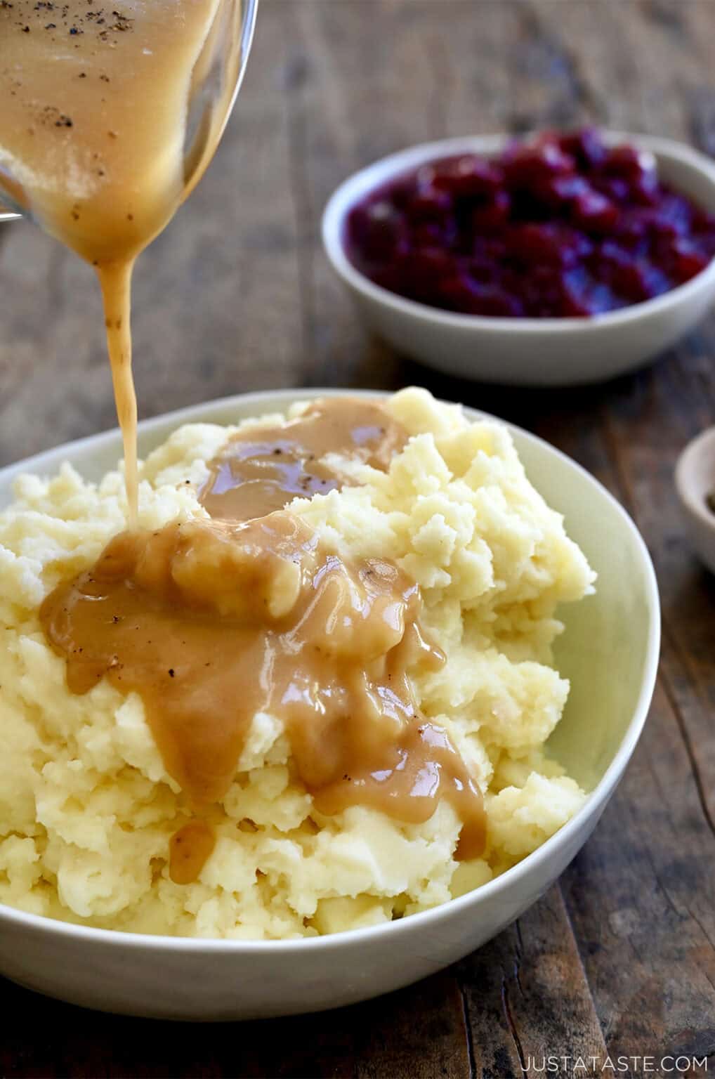 How to Make Gravy from Scratch (With or Without Drippings)